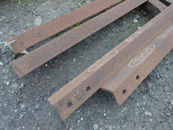 6.535mtr Approx 80mm x 80mm x 10 Mild Steel Angle Iron - Stock Rusty C ...