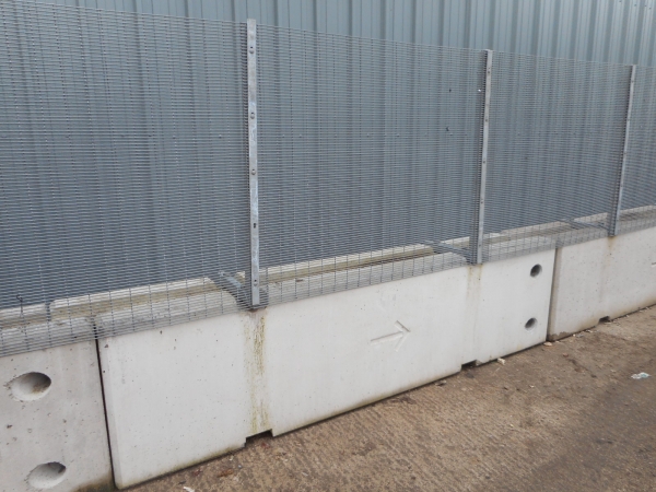 Used Tvcb Temporary Vertical Concrete Barrier With Mesh & Posts * Per ...